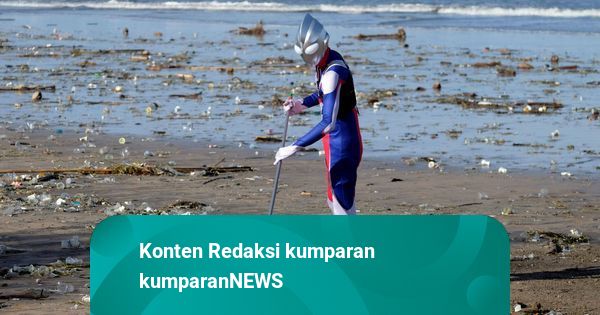 Foto: Aksi 'Ultraman' Bersihkan Sampah Akibat Cuaca Ekstrem di Pantai Kuta | kumparan.com